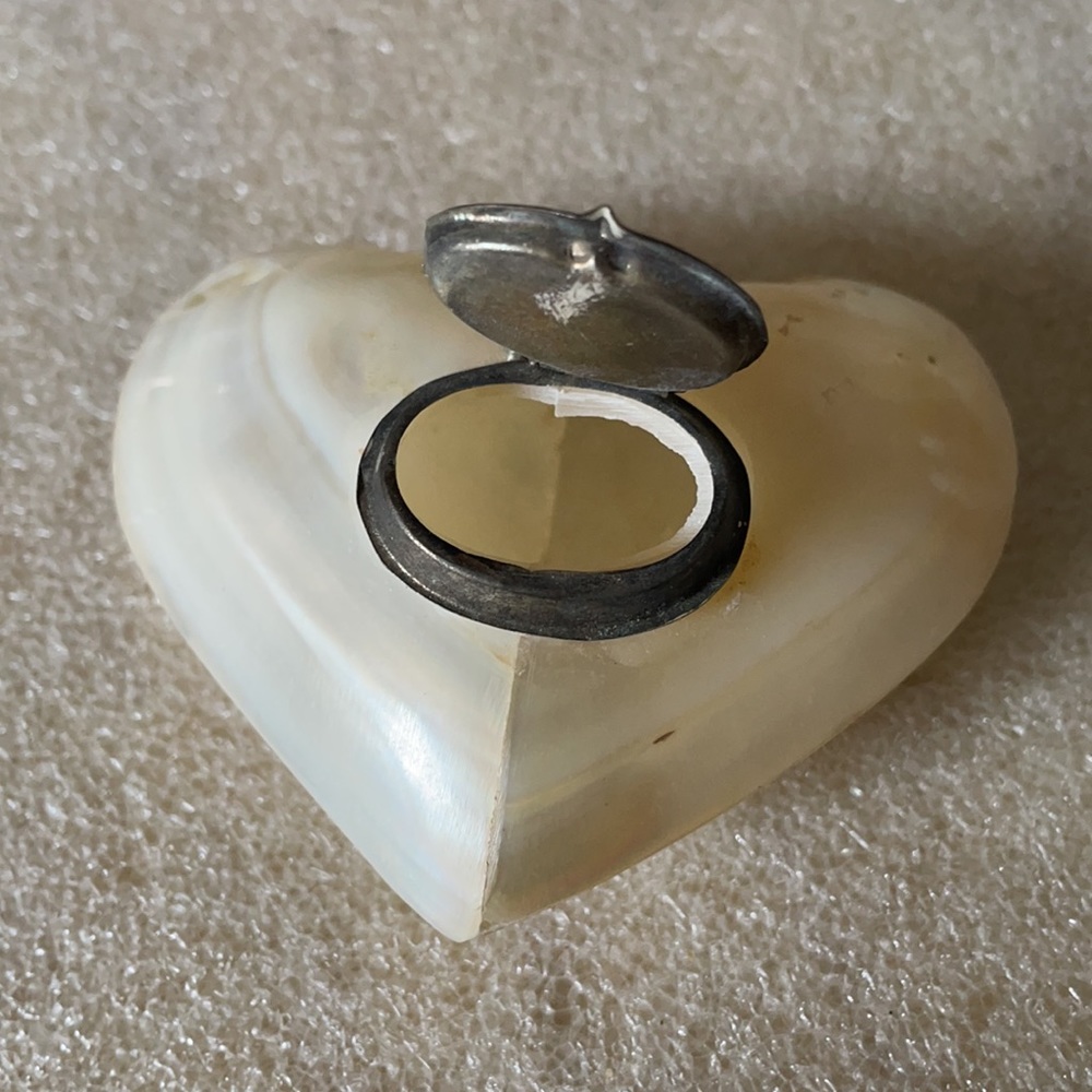 Antique Shell Snuff Heart Pendent - Gem